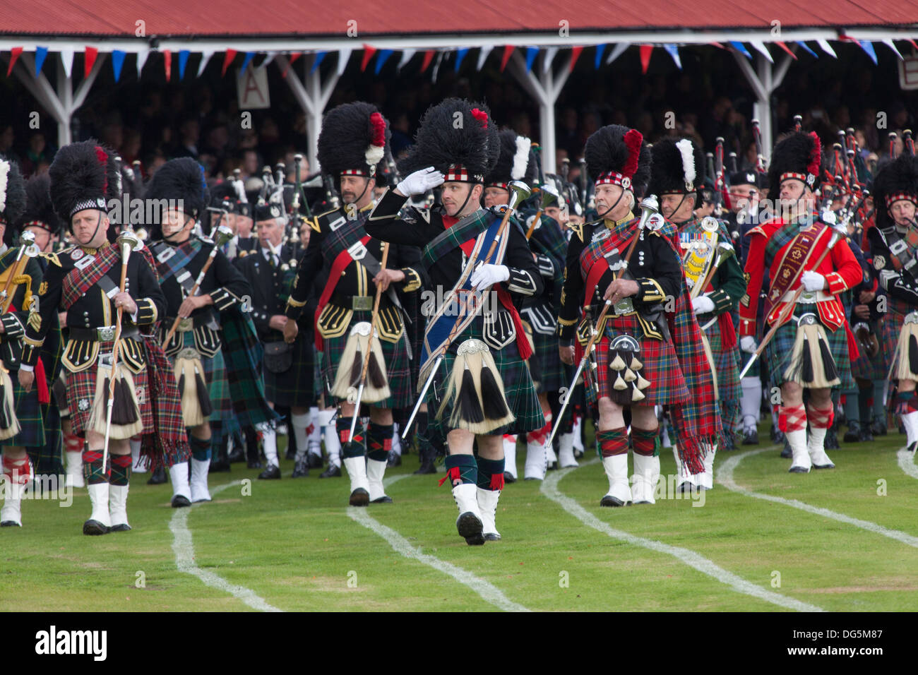 Marching highland pipe band braemar hi-res stock photography and images ...