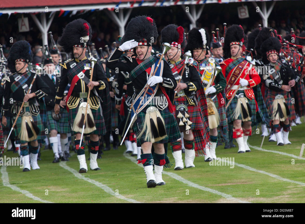 Marching highland pipe band braemar hi-res stock photography and images ...