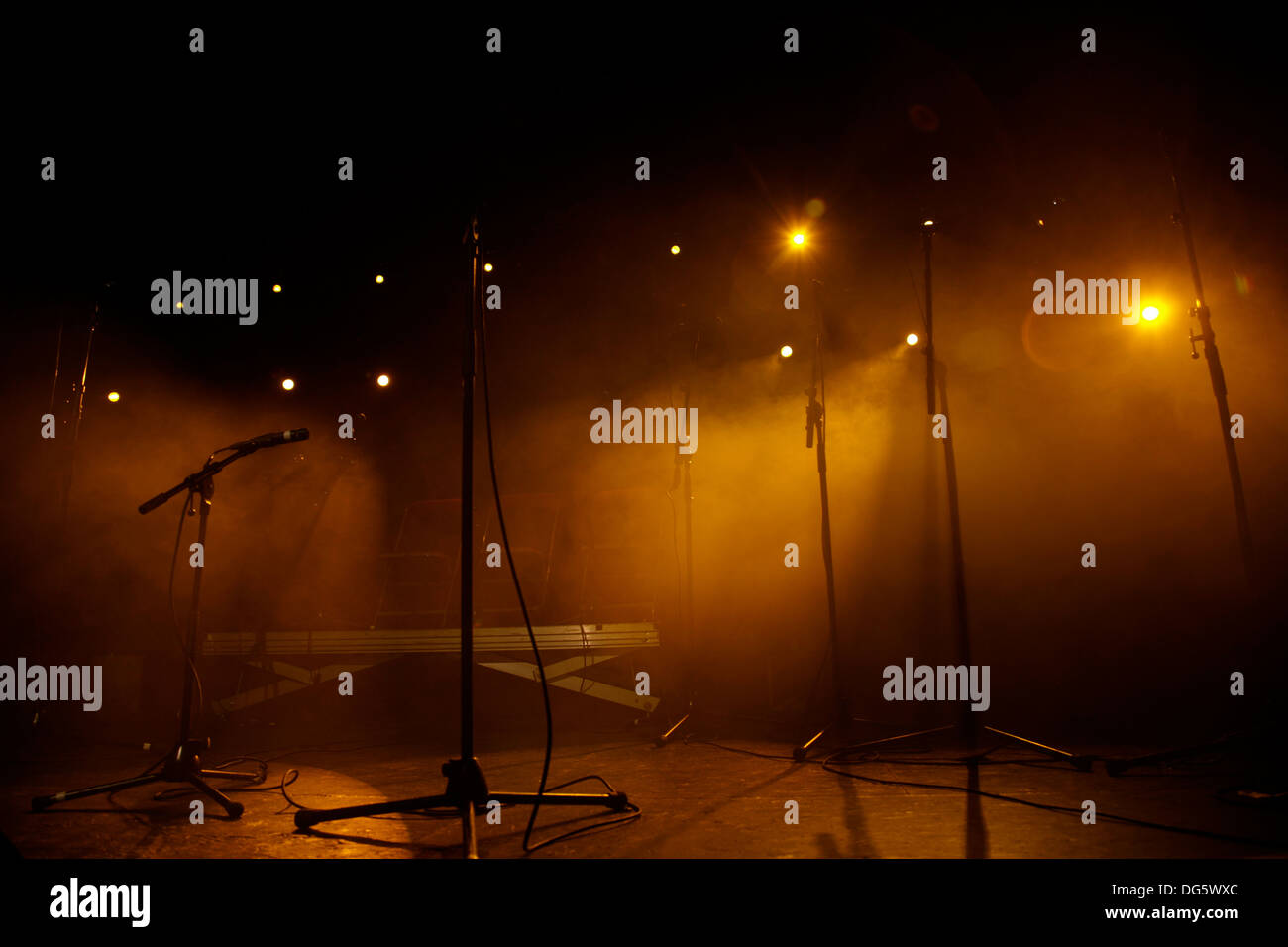 Empty concert stage hi-res stock photography and images - Alamy