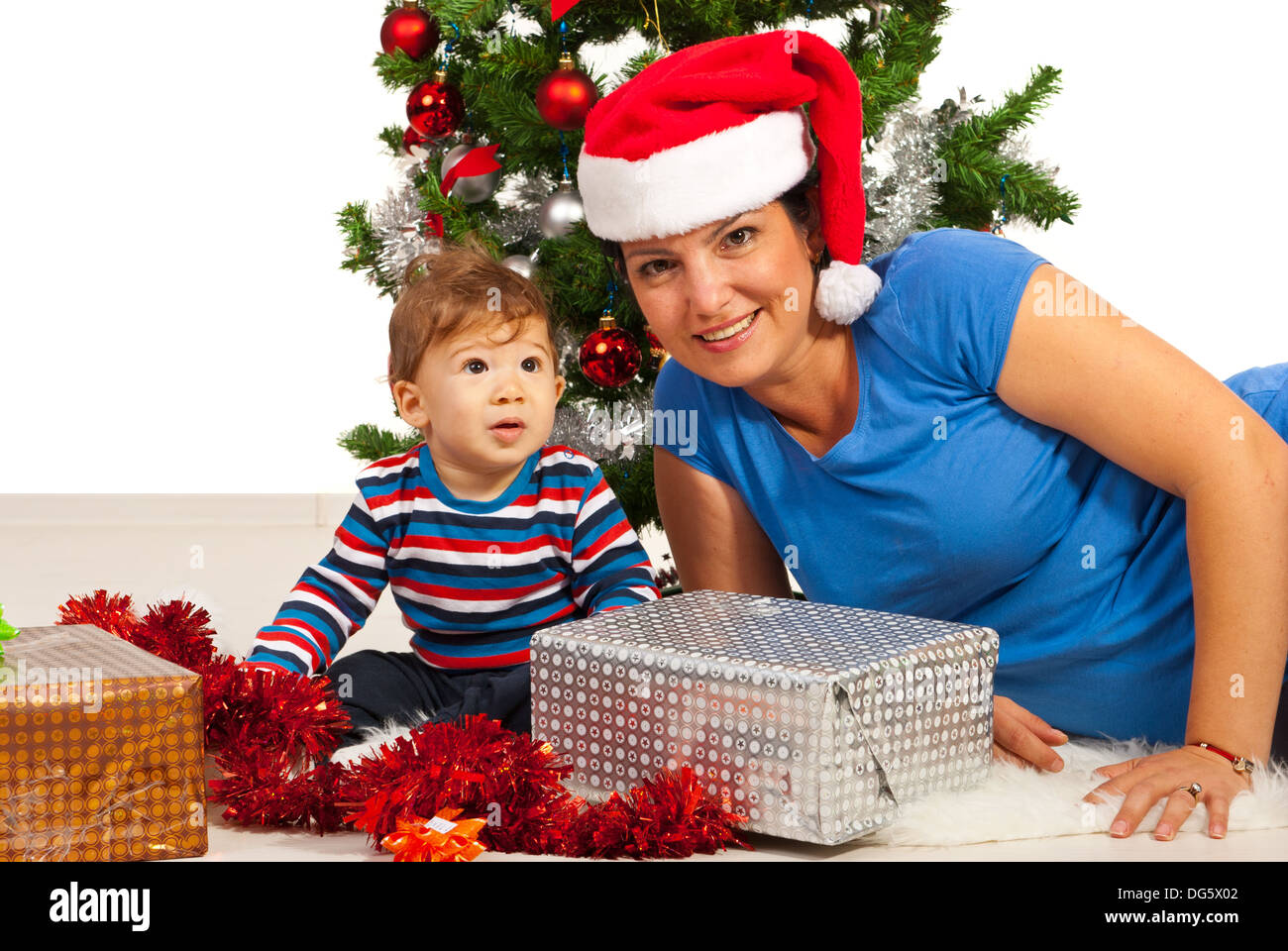 Family sitting under tree hi-res stock photography and images - Alamy