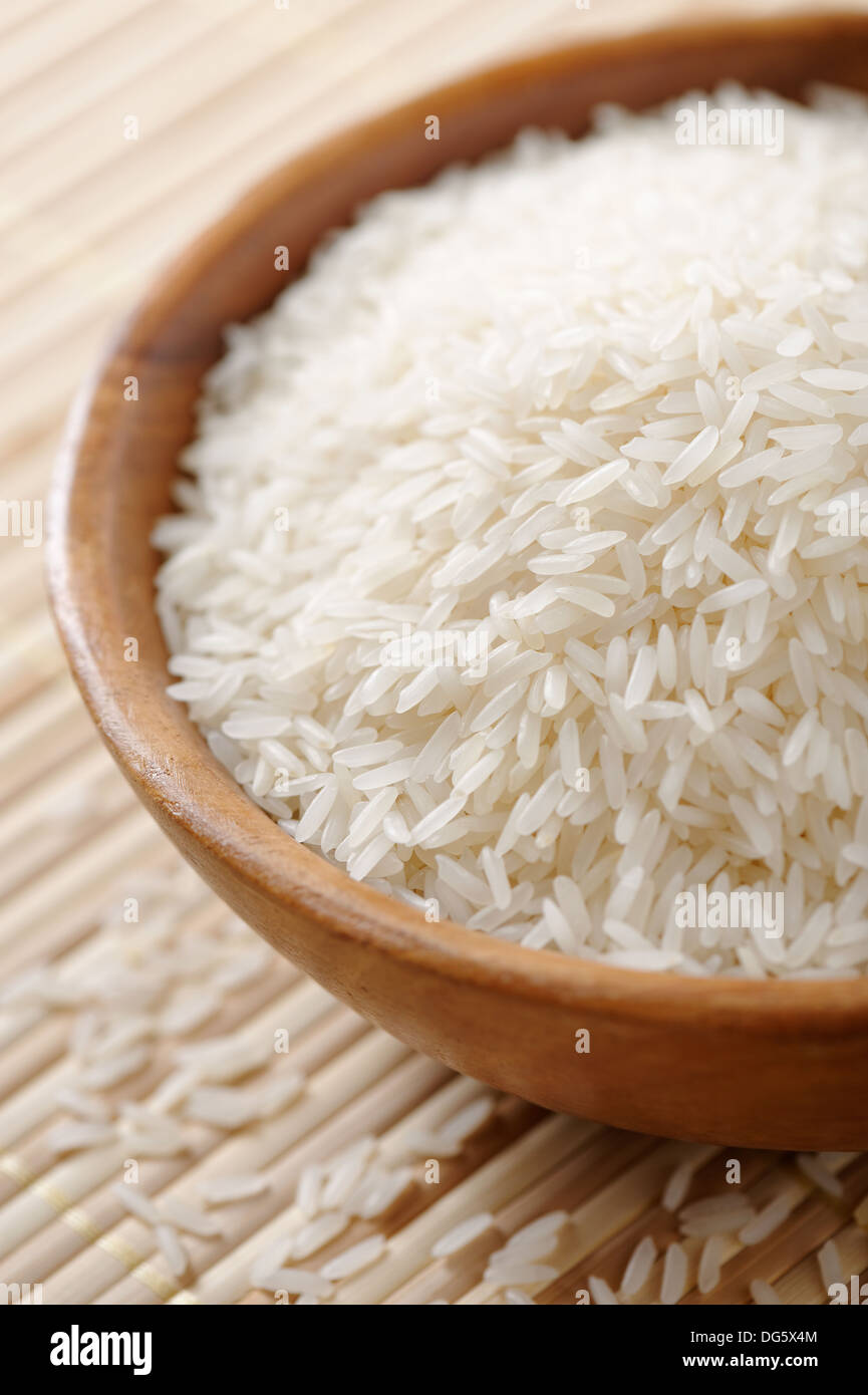 Wooden bowl full of jasmin rice variety Stock Photo - Alamy