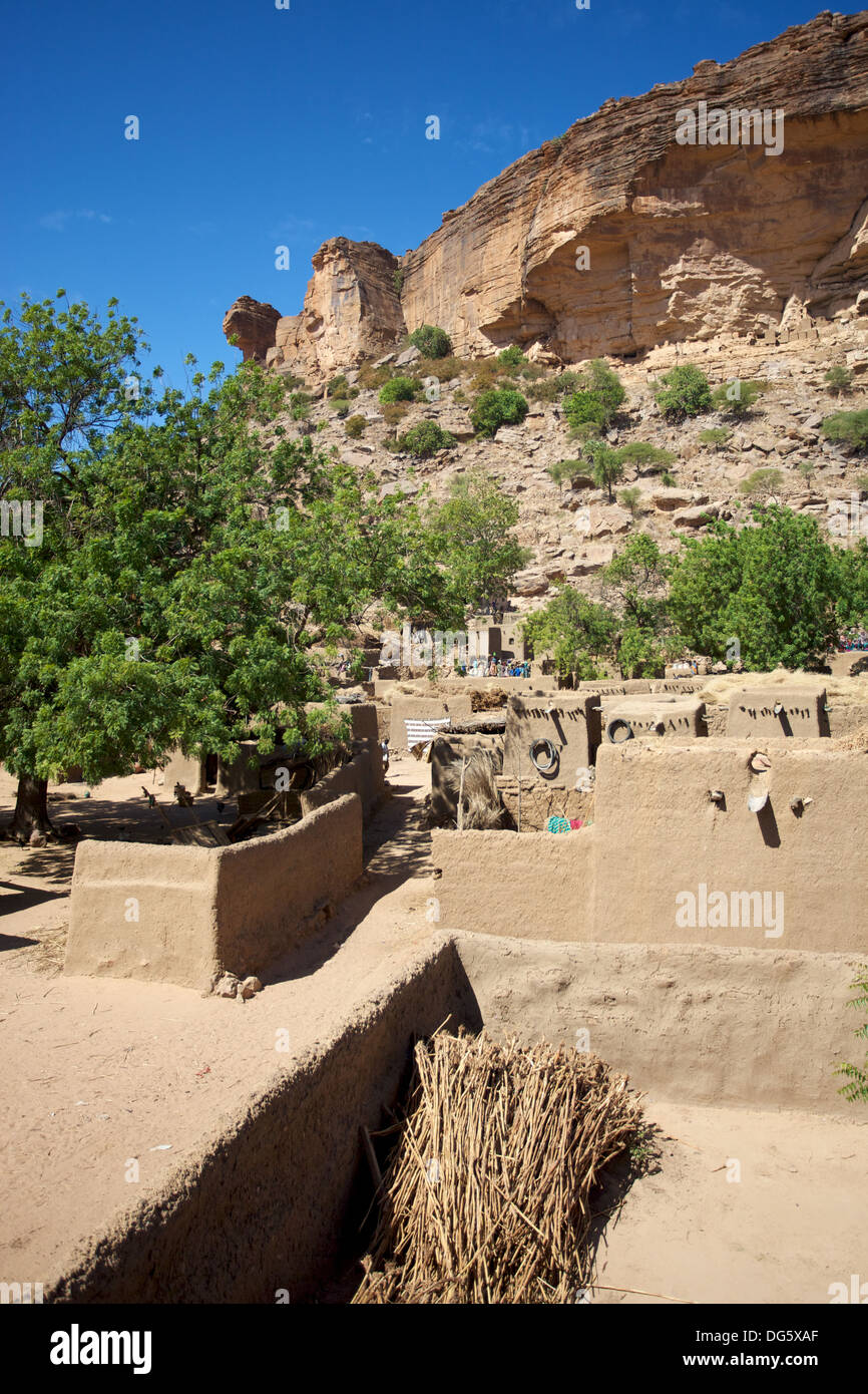 Small Dogon village somewhere on the cliff of Bandiagara Stock Photo ...