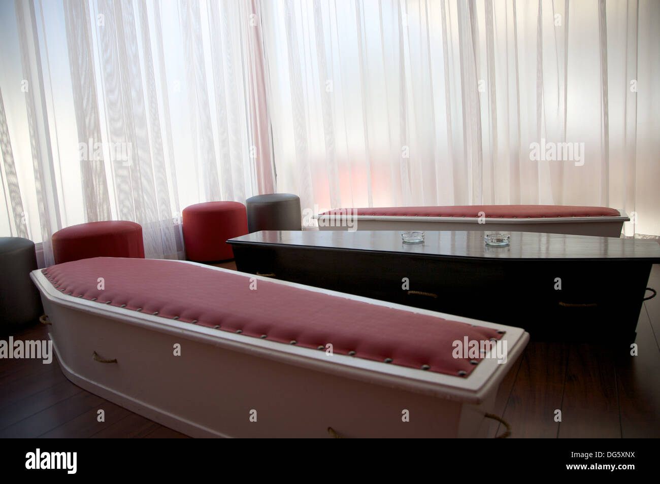 Smoking cigarette hotel hi-res stock photography and images - Alamy