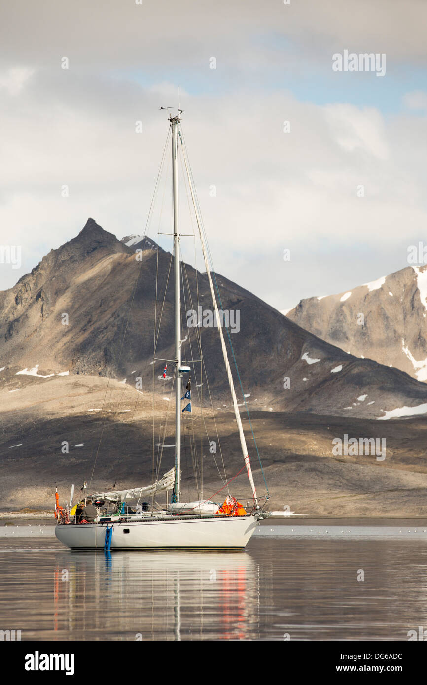 A sailing boat passed Jagged mountain peaks at Alkehornet 77°24’n 022 ...
