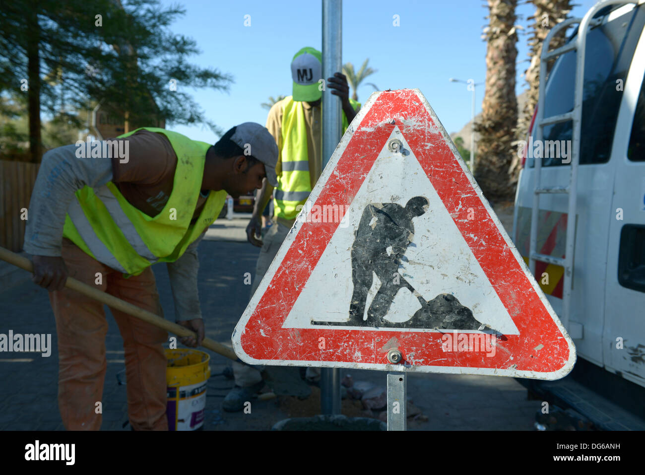 Work in progress sign hi-res stock photography and images - Alamy
