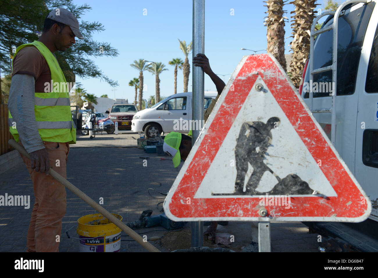 Work in progress sign hi-res stock photography and images - Alamy