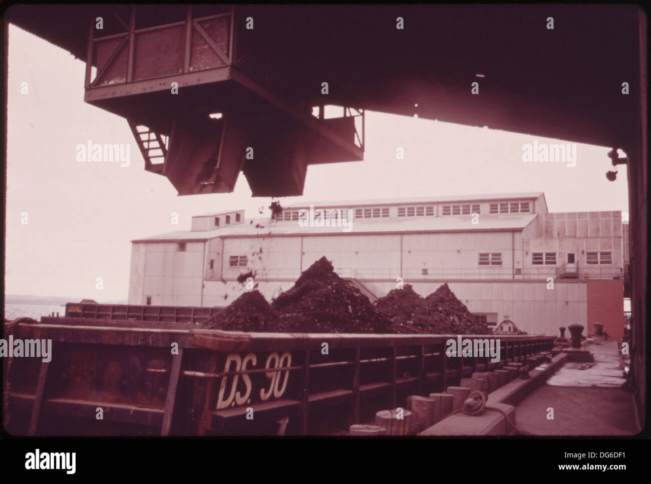 A barge carrying ashes from the Gravesend Bay incineration plant ...