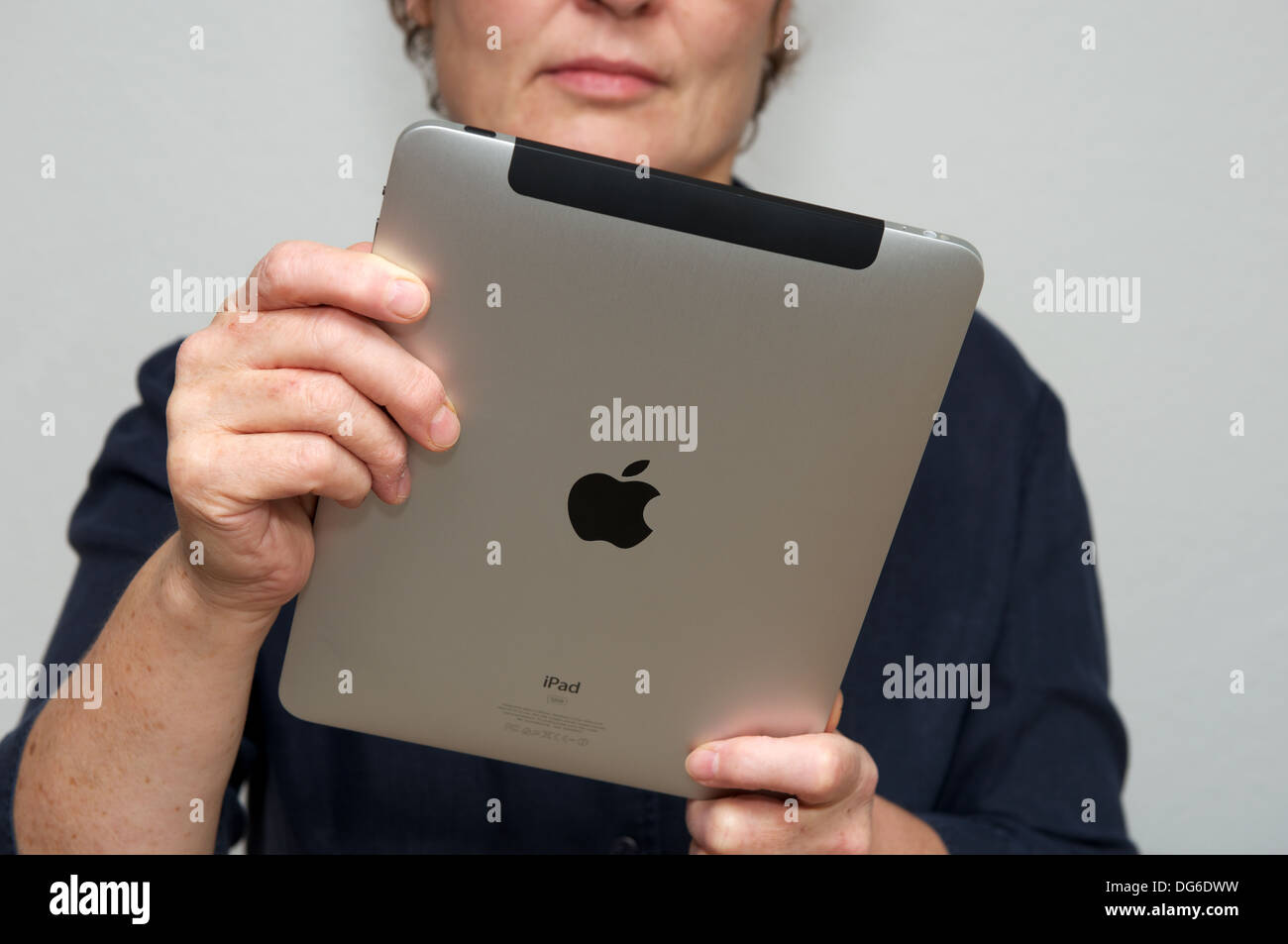 Hand using ipad hi-res stock photography and images - Alamy