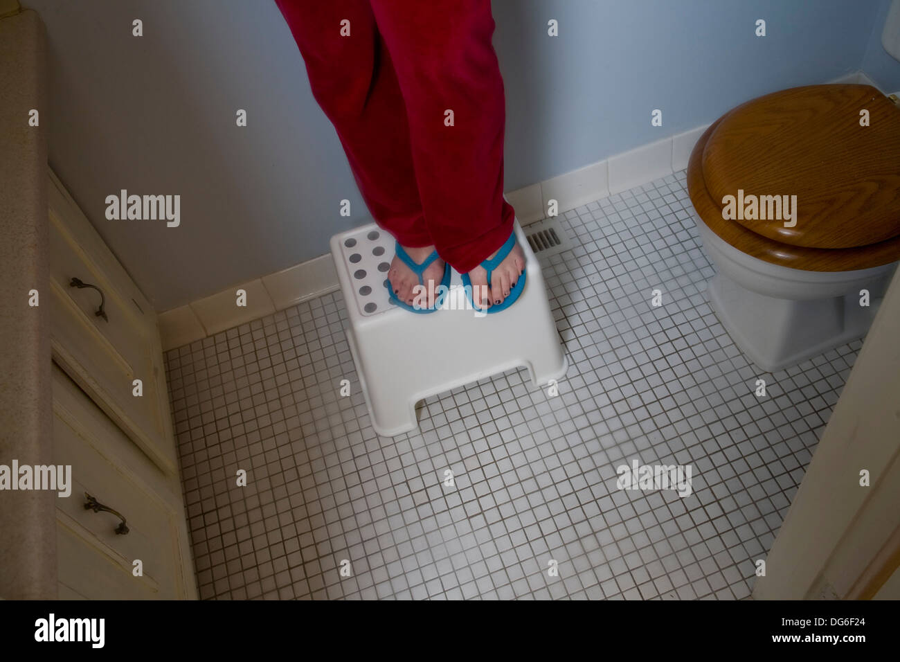 Fix with the foot hi-res stock photography and images - Alamy