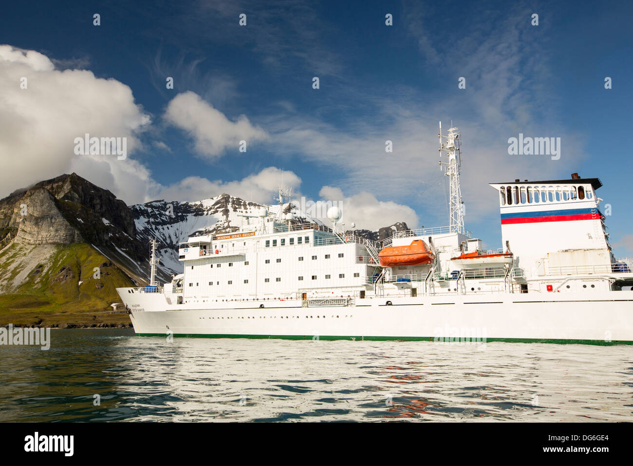 The Russian research vessel, AkademiK Sergey Vavilov an ice ...