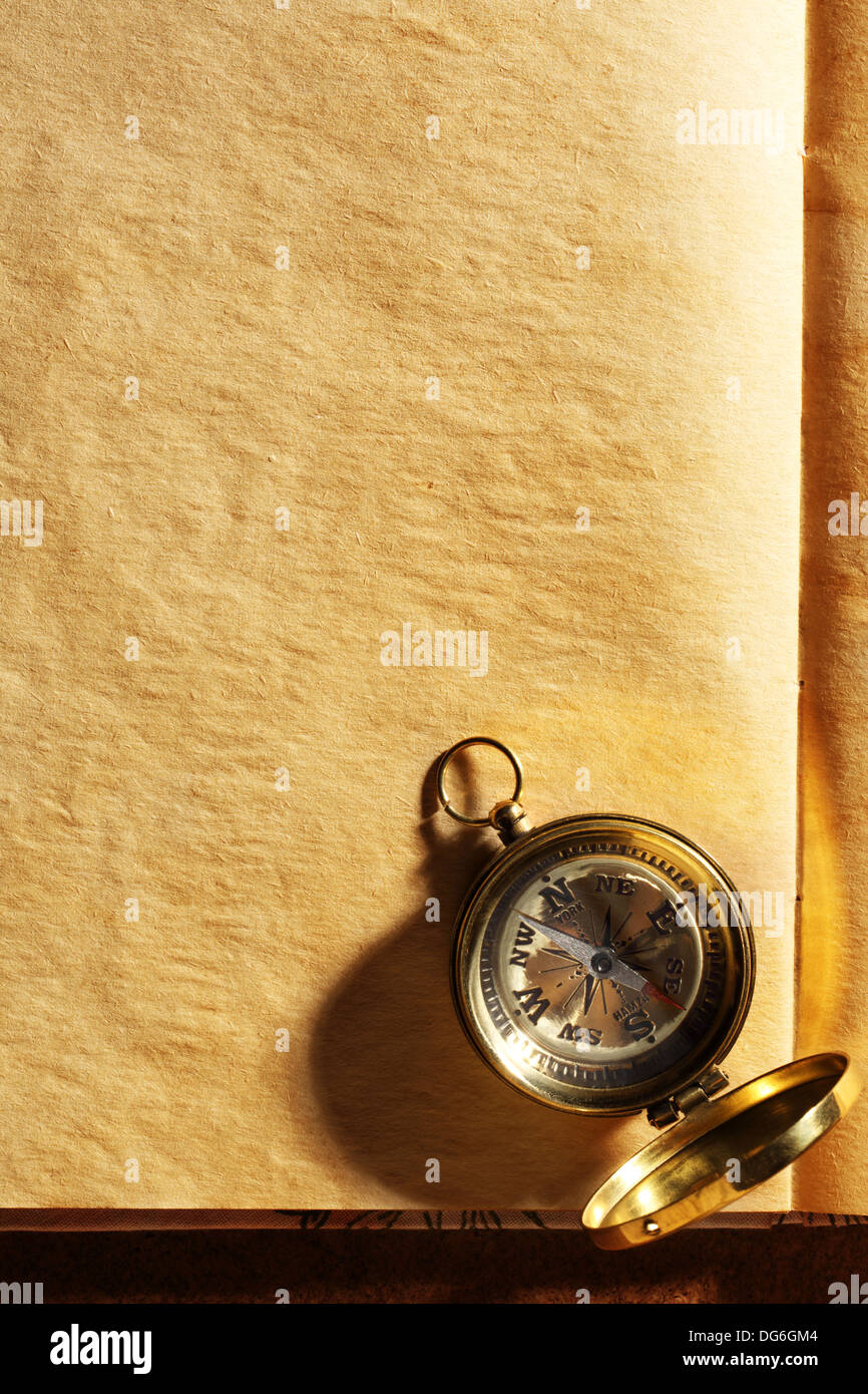 Vintage compass on blank yellowed paper Stock Photo - Alamy