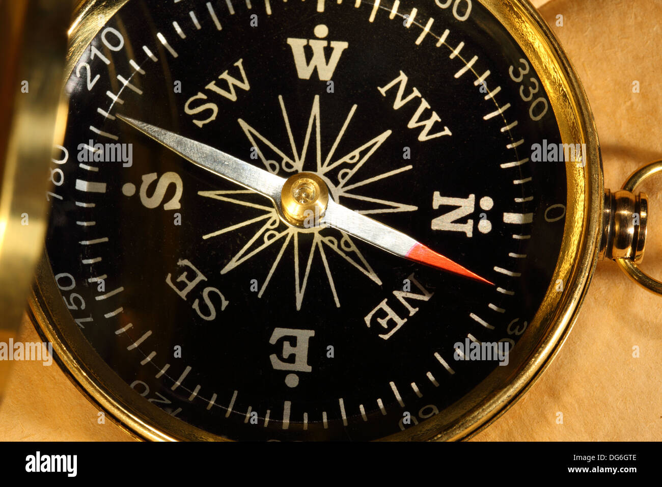 Vintage compass on blank yellowed paper Stock Photo - Alamy