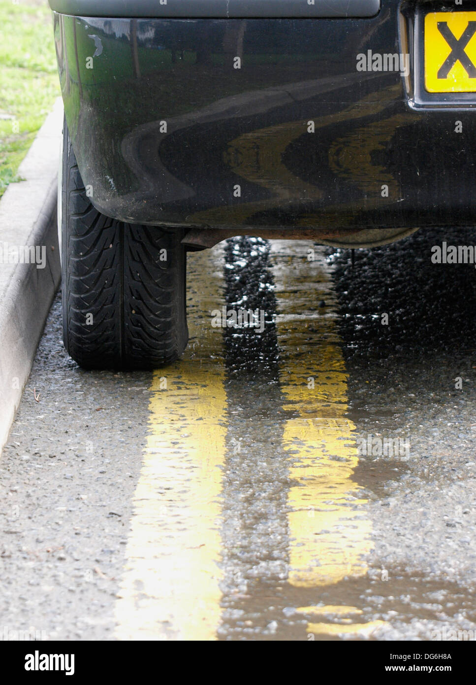 Car parked on double yellow lines hi-res stock photography and images ...