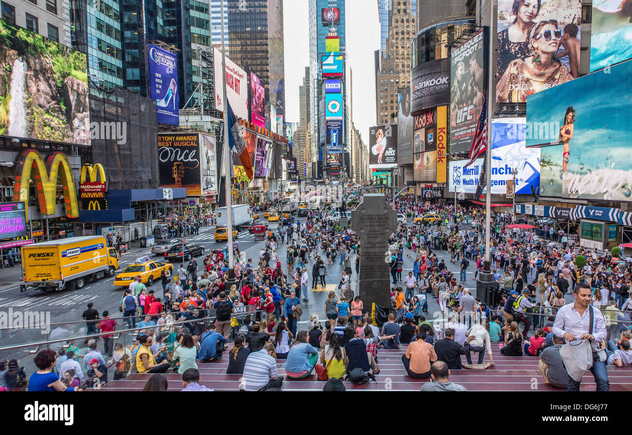 Crowd of people walking new york hi-res stock photography and images - Alamy