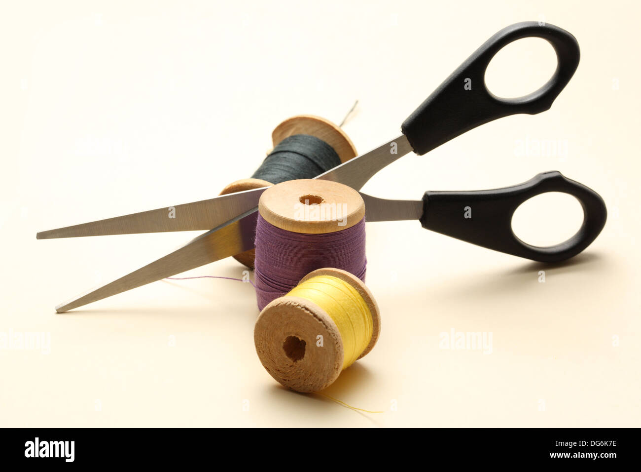 White string and scissors hi-res stock photography and images - Alamy