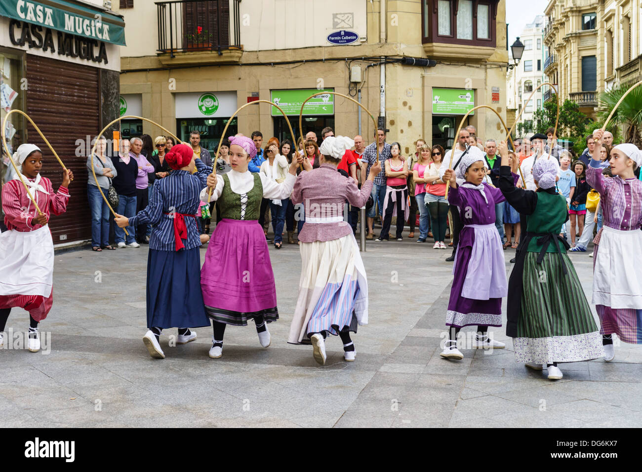 Girls basque folk dance in hi-res stock photography and images - Alamy