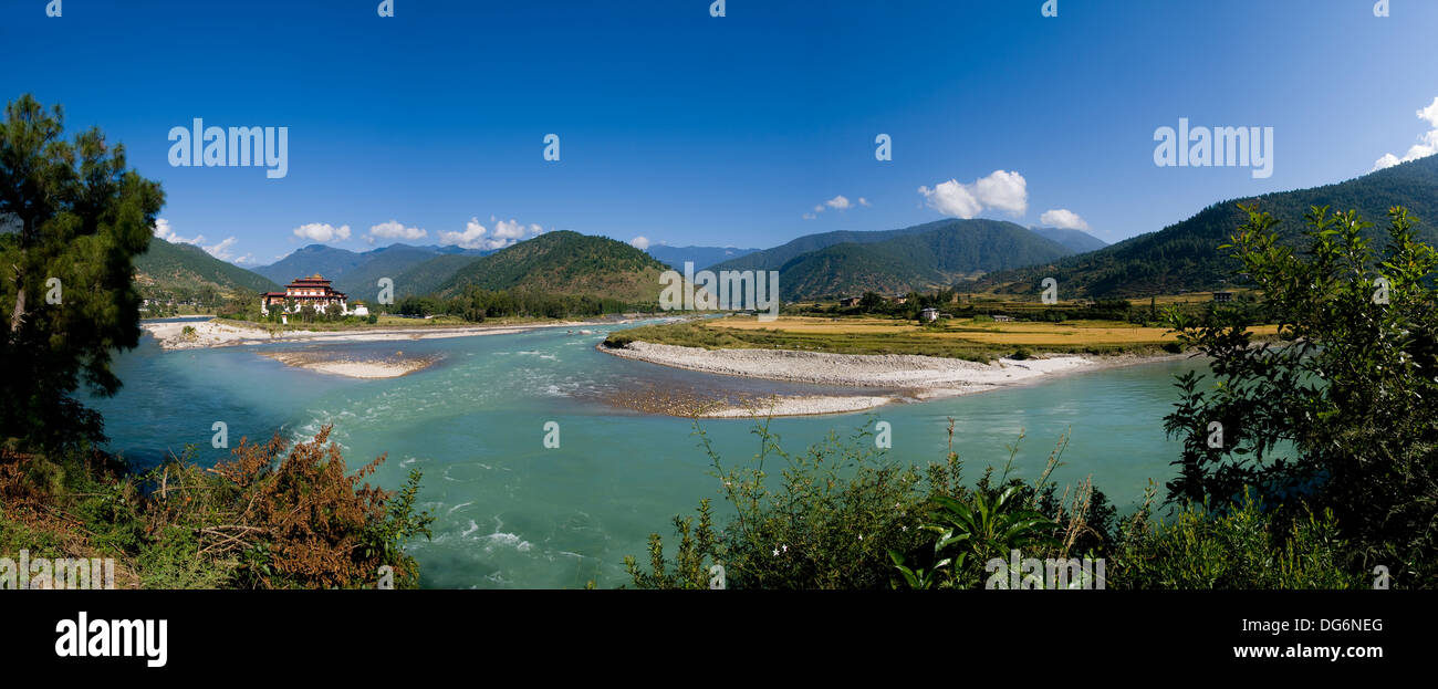 Panorama shot of the Punakha Dzong and the Mo Chhu river in Bhutan ...