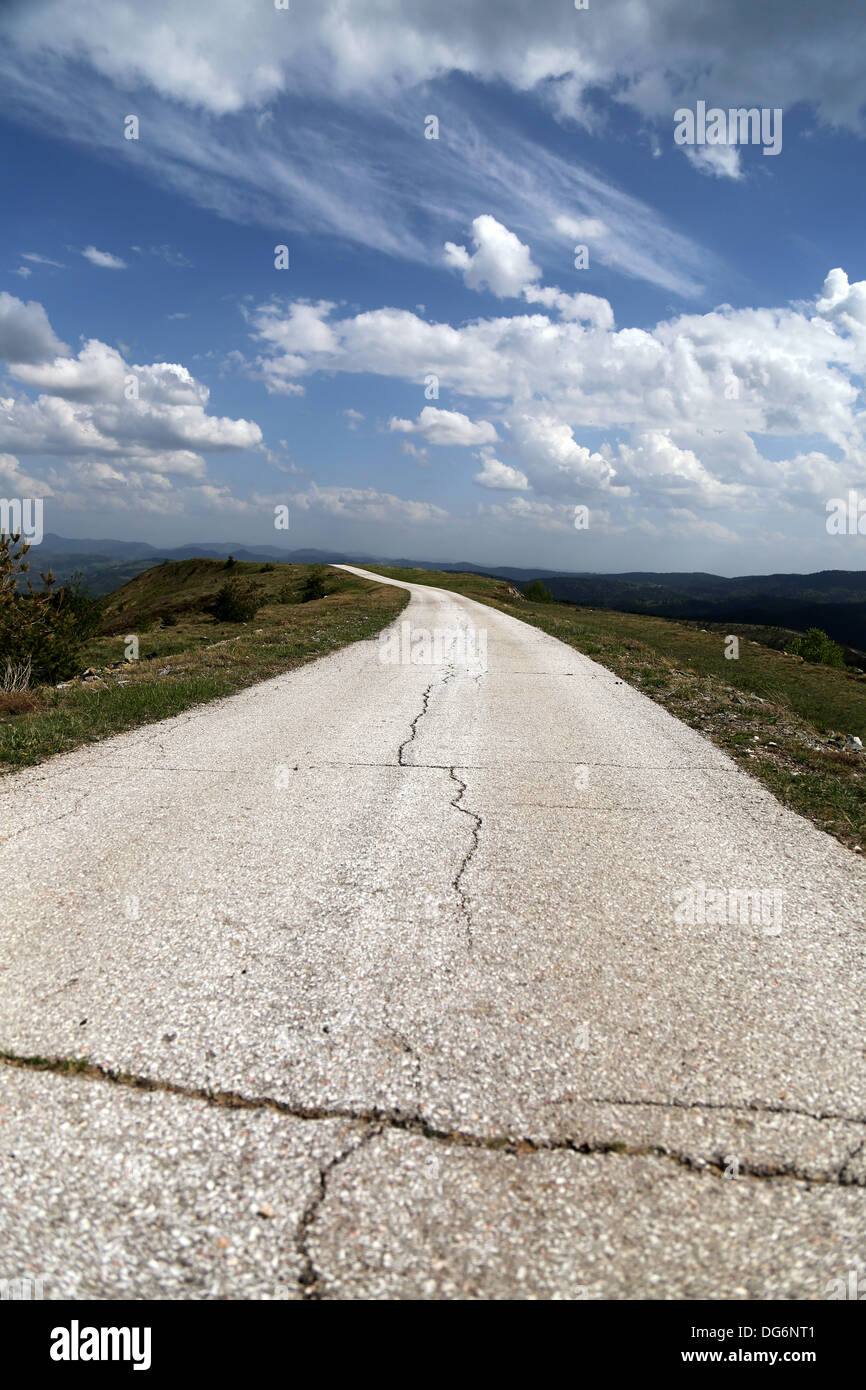 Winding road horizon sun hi-res stock photography and images - Alamy