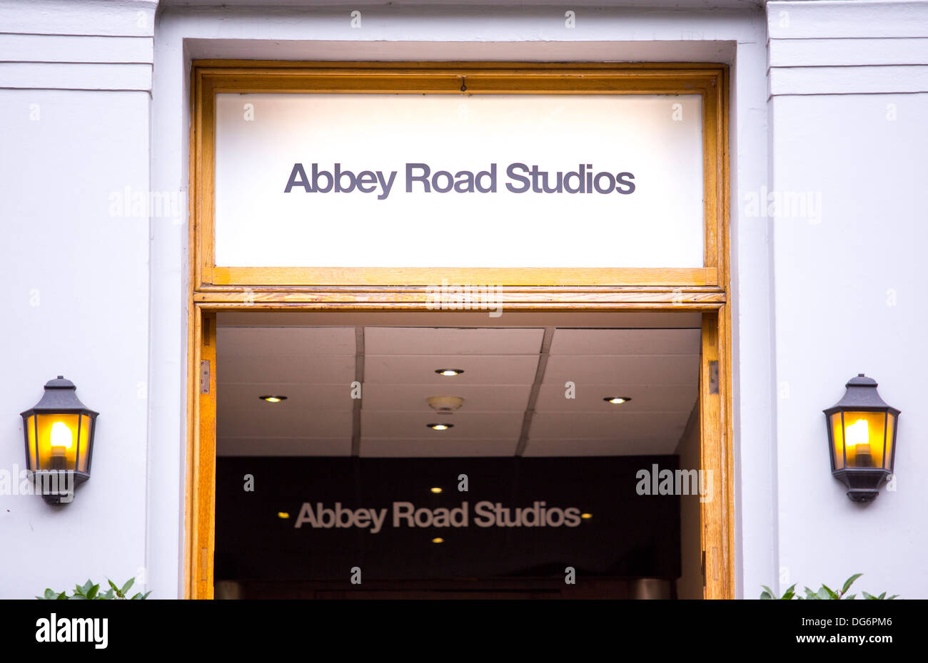 Abbey road studios 1960s hi-res stock photography and images - Alamy