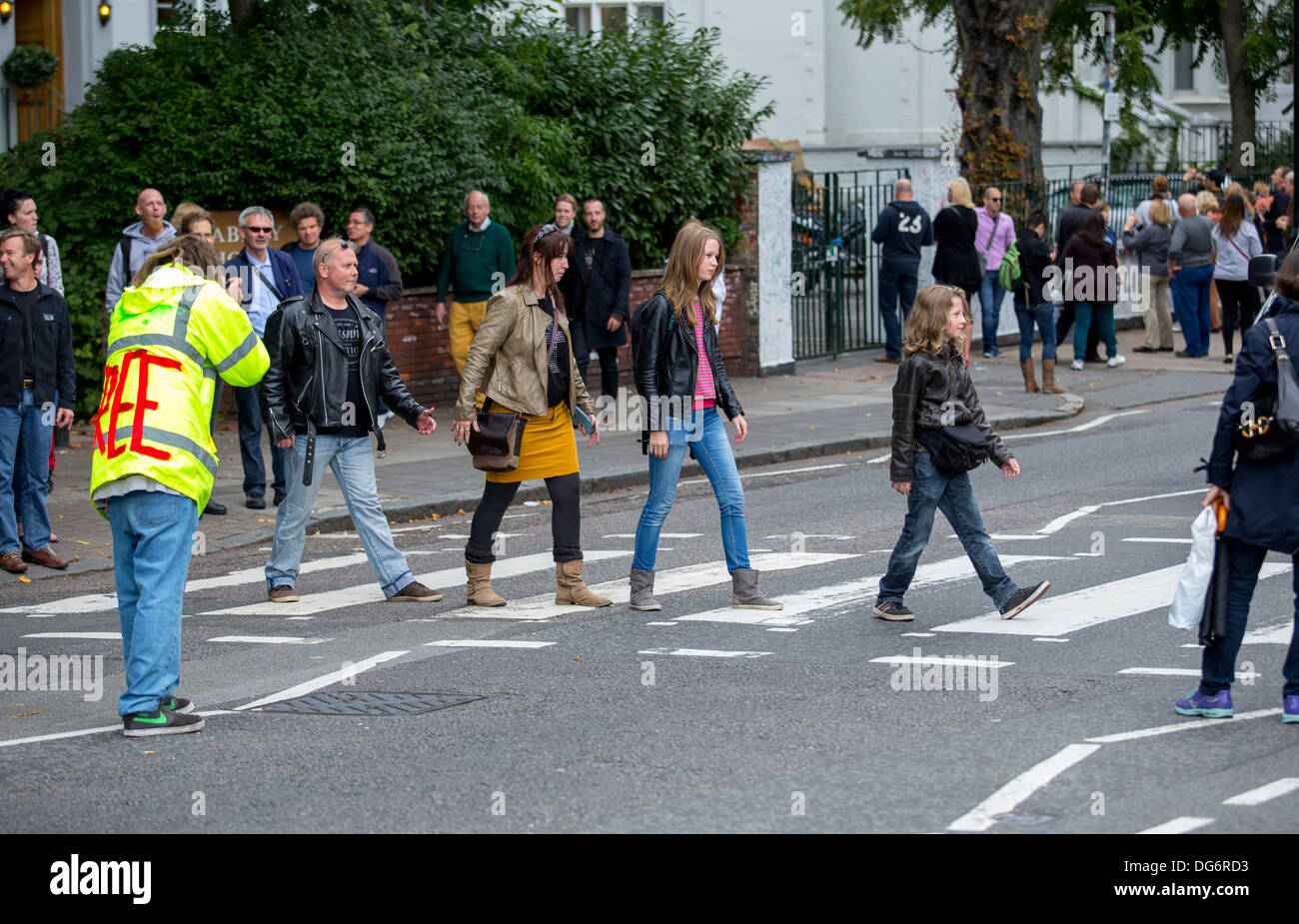 THE BEATLES FANS WALK ON THE CROSS WALK ON ABBEY ROAD Stock Photo - Alamy