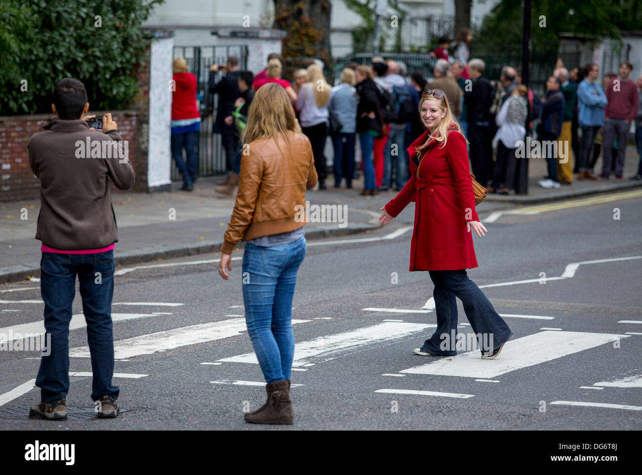 THE BEATLES FANS WALK ON THE CROSS WALK ON ABBEY ROAD Stock Photo - Alamy
