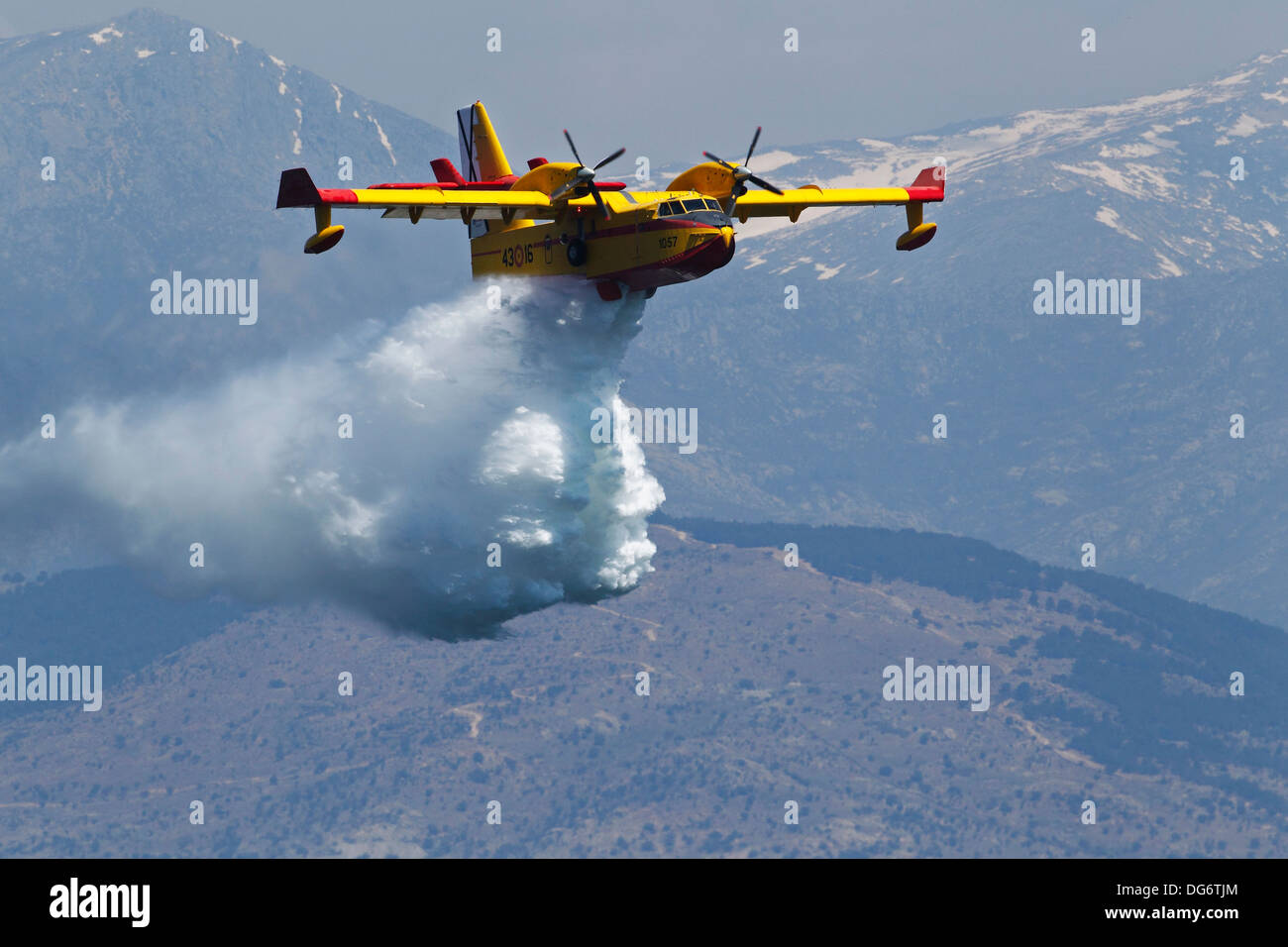 Seaplane fire fighting aircraft hi-res stock photography and images - Alamy