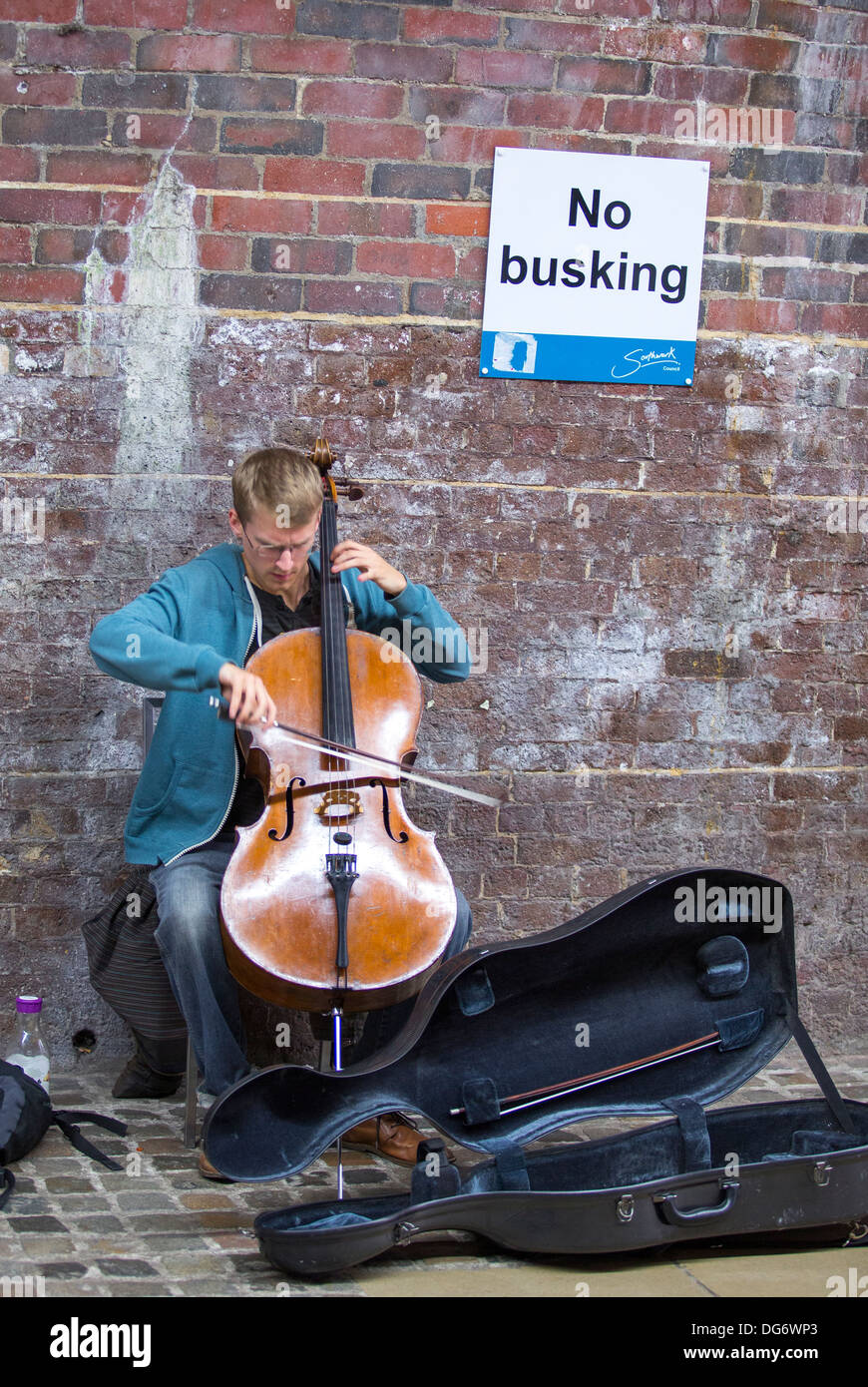 Busker hi-res stock photography and images - Alamy