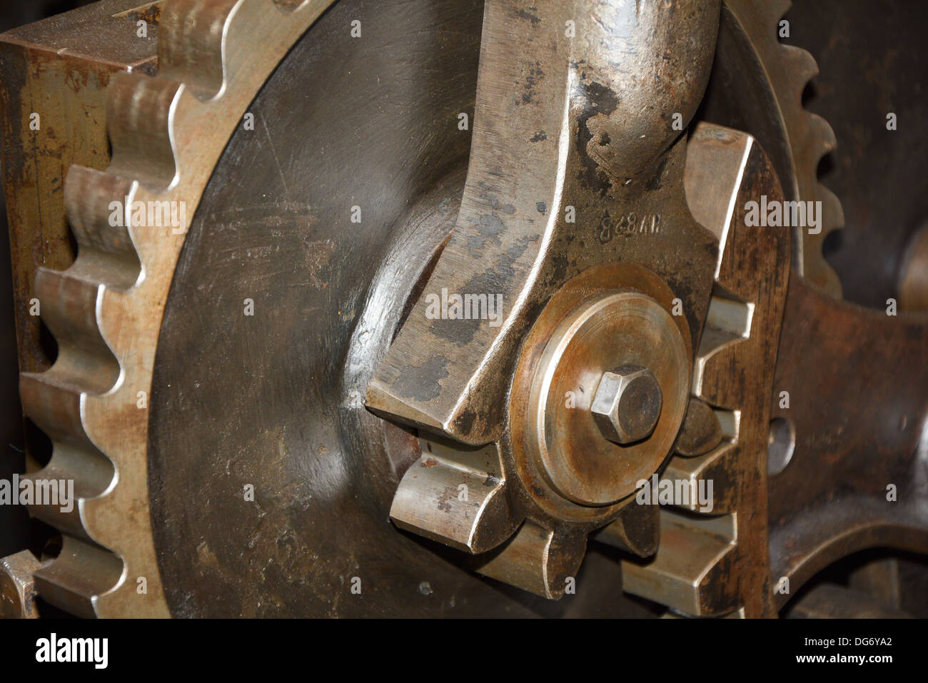 Old mechanical metal gears hi-res stock photography and images - Alamy