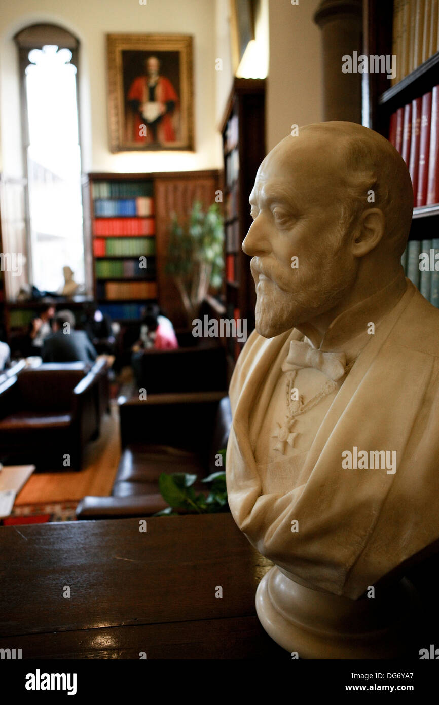 Bearded bust in library lounge Stock Photo - Alamy