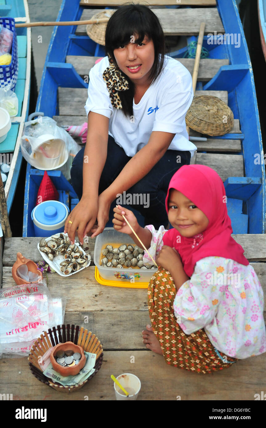 Thai muslim girl hi-res stock photography and images - Alamy