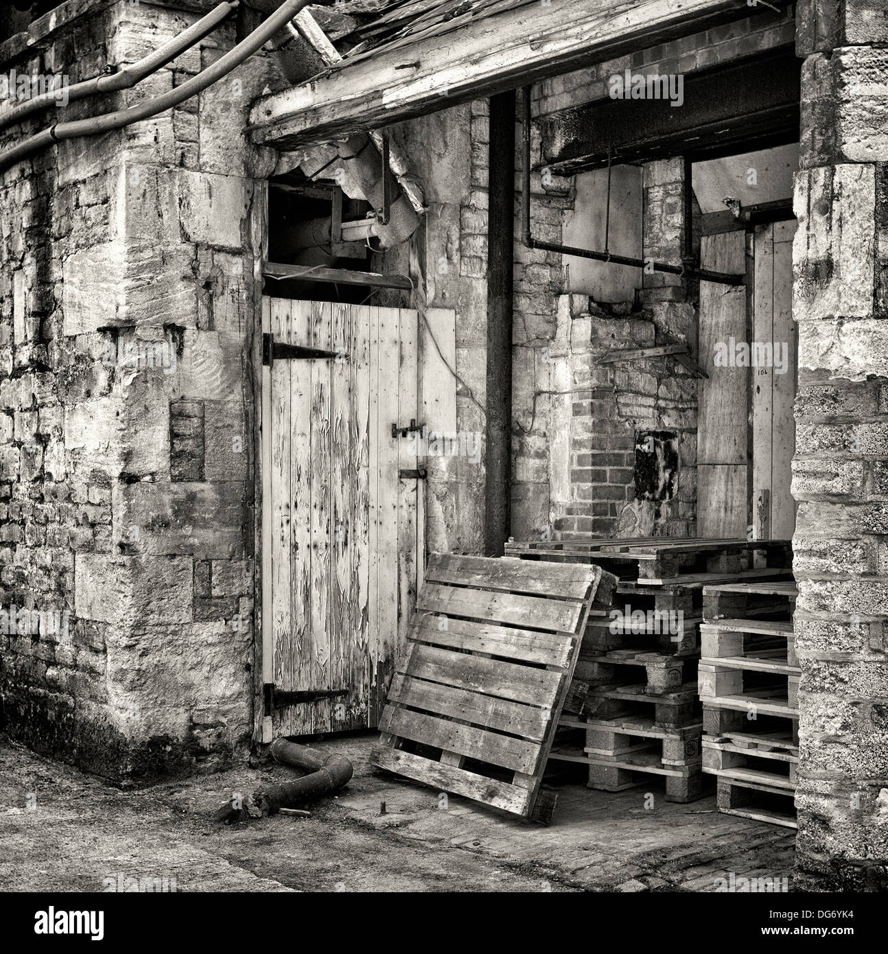 Abandoned factory uk hi-res stock photography and images - Alamy