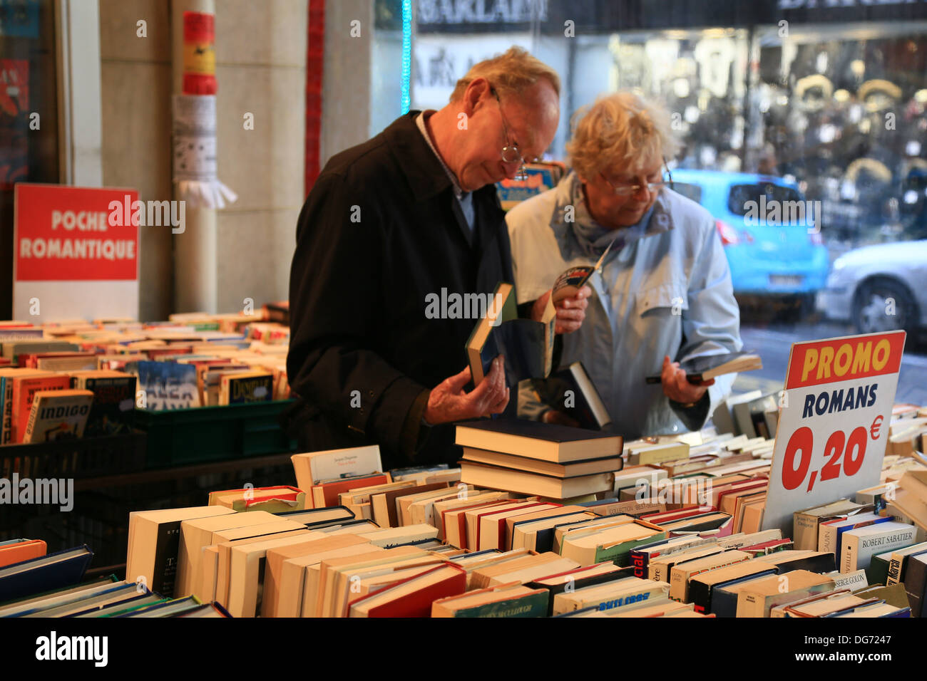 Book shop paris hi-res stock photography and images - Alamy