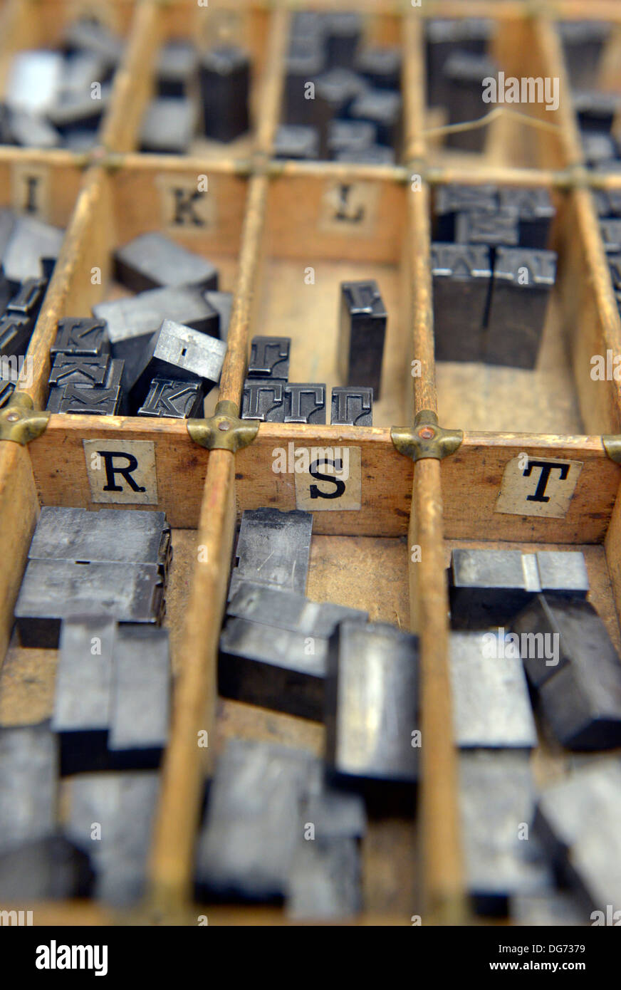 Metal type printing press hi-res stock photography and images - Alamy