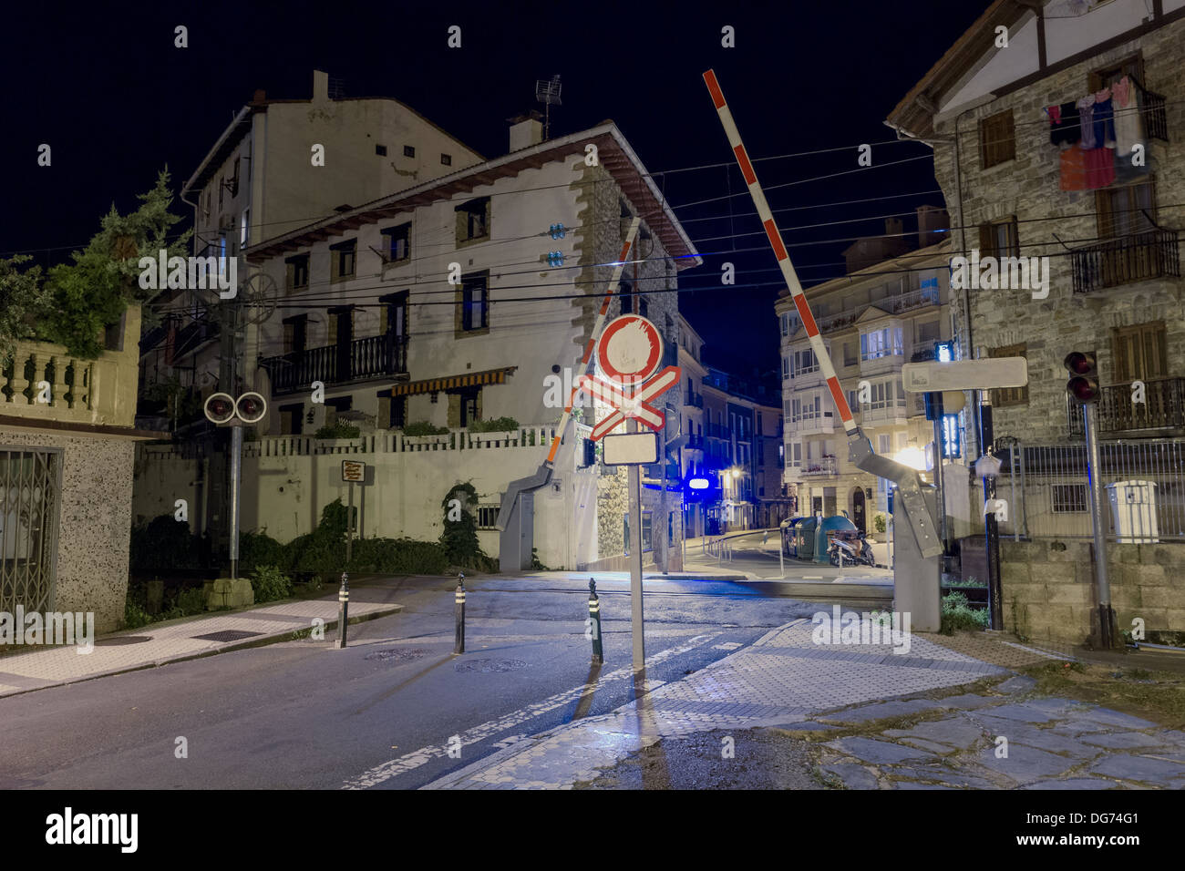 Railroad crossing night hi-res stock photography and images - Alamy
