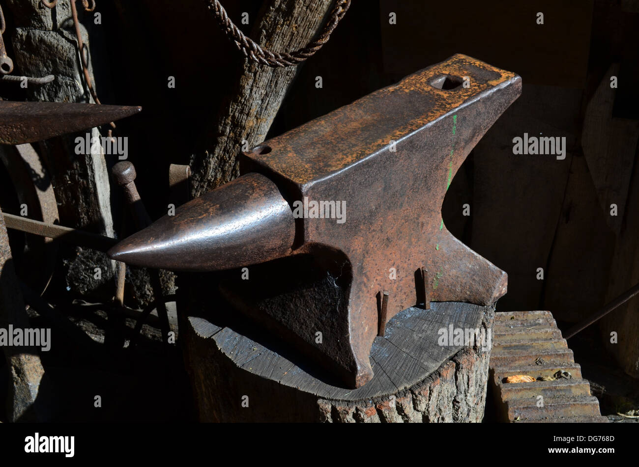 Tradesman anvil hi-res stock photography and images - Alamy