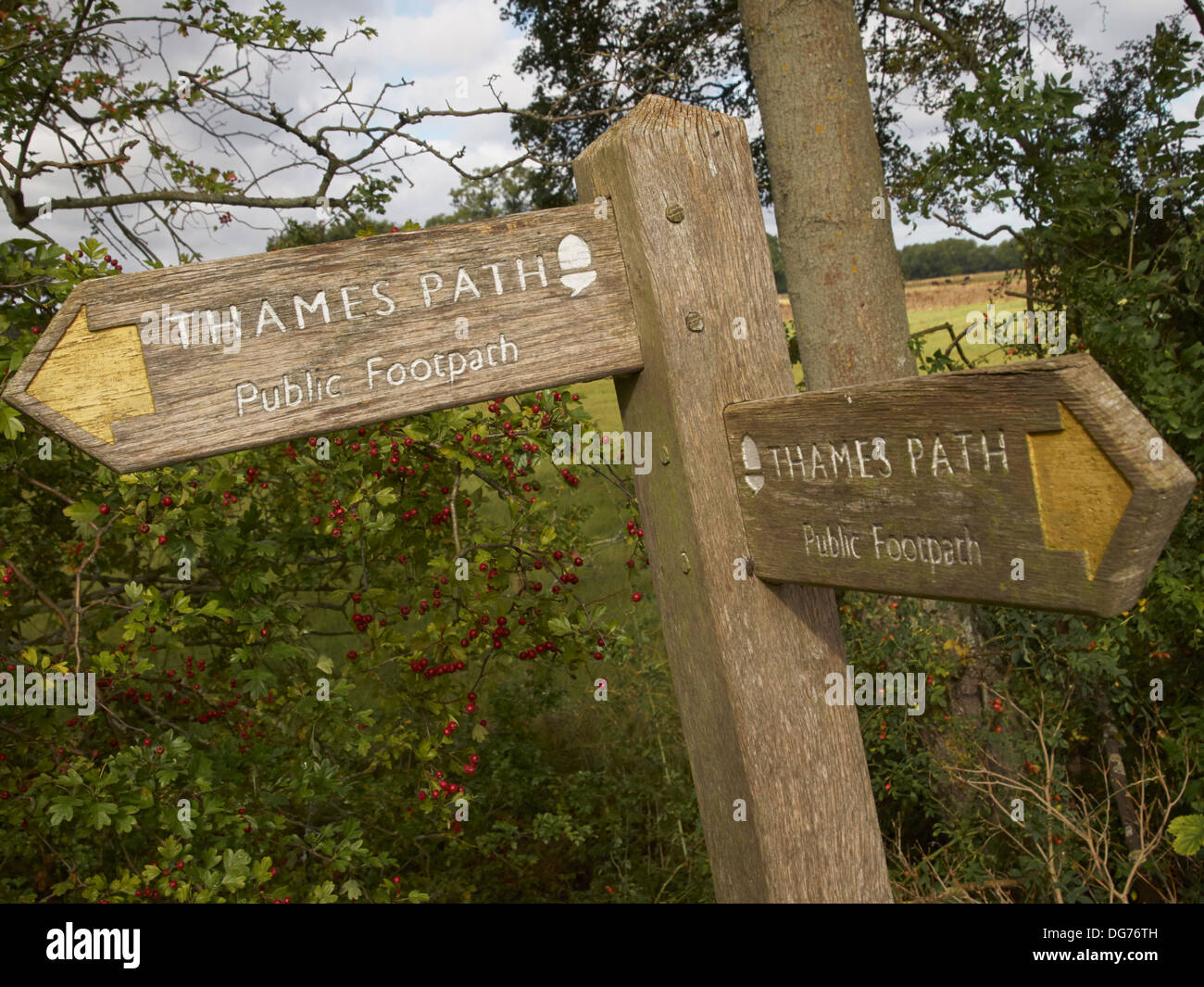Thames path signs hi-res stock photography and images - Alamy