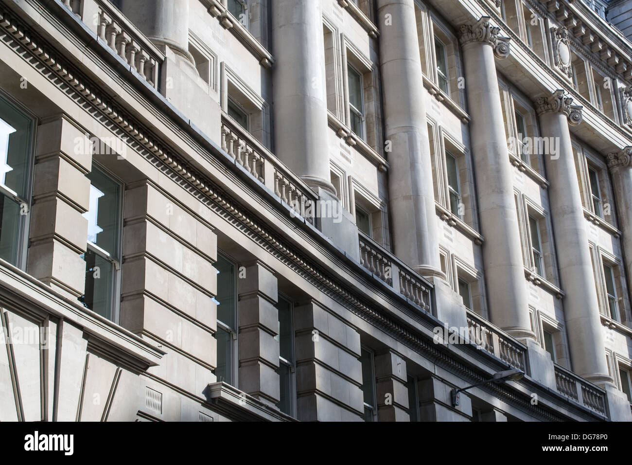 Diagonal columns building hi-res stock photography and images - Alamy