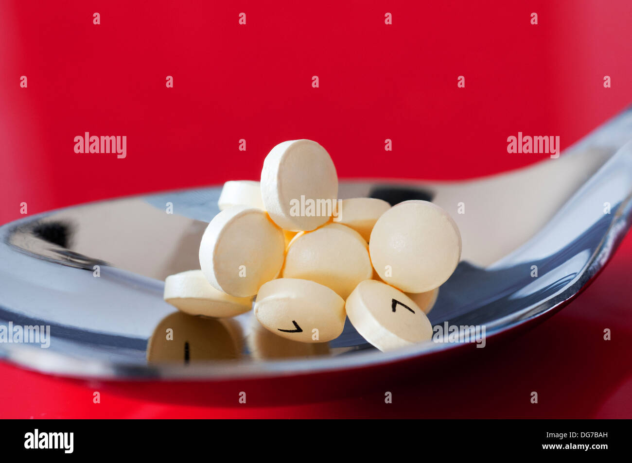 Aspirin pills hi-res stock photography and images - Alamy