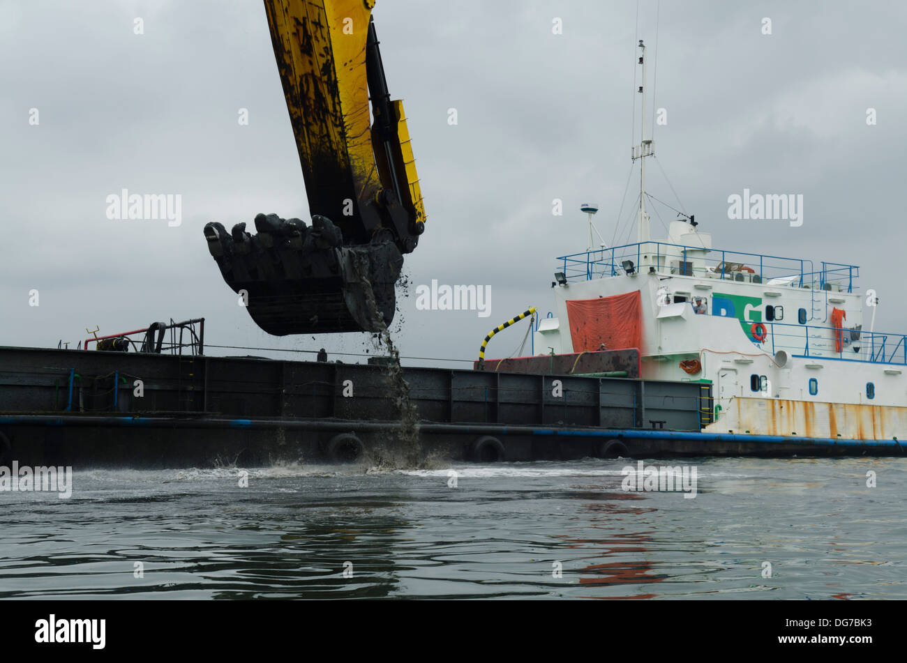Dredger ship hi-res stock photography and images - Alamy