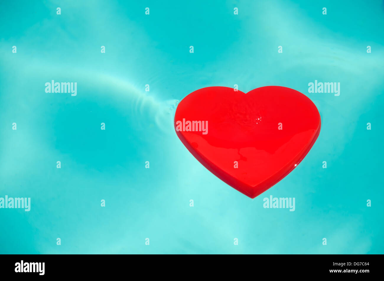 Heart shape in swimming pool - holiday concept Stock Photo - Alamy