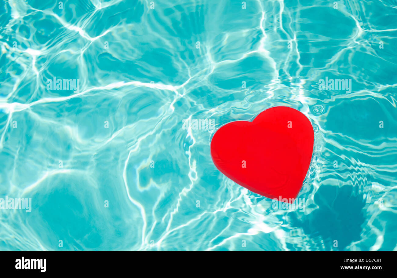 Heart shape in swimming pool - holiday concept Stock Photo - Alamy
