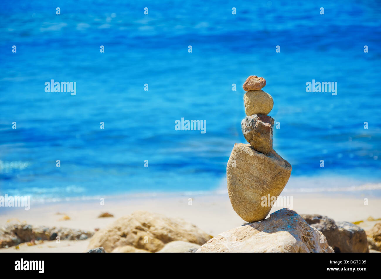 Gravel beach tower stacked beach hi-res stock photography and images ...