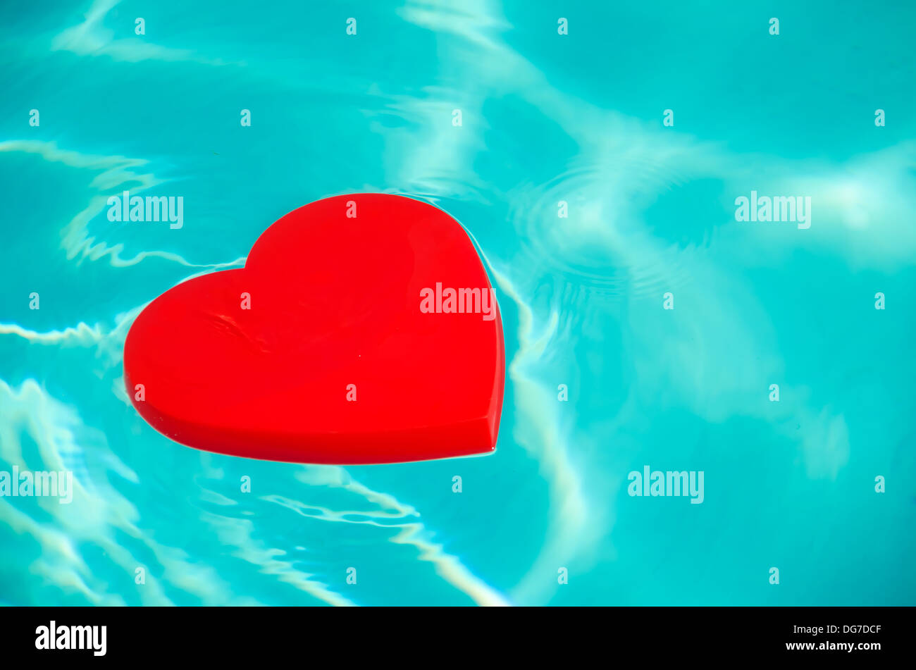 Heart shape in swimming pool - holiday concept Stock Photo - Alamy