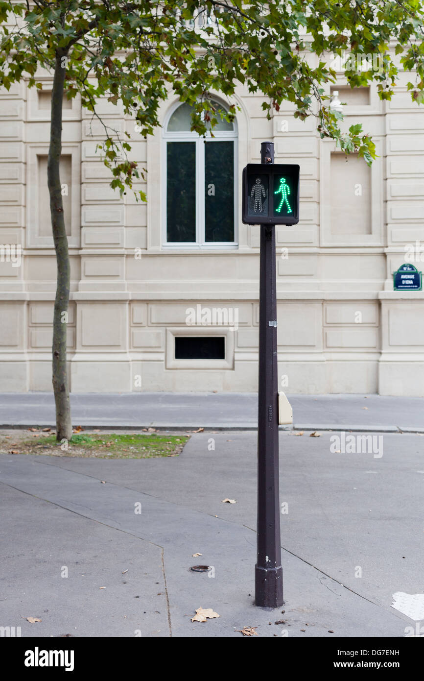 Paris traffic signal hi-res stock photography and images - Alamy
