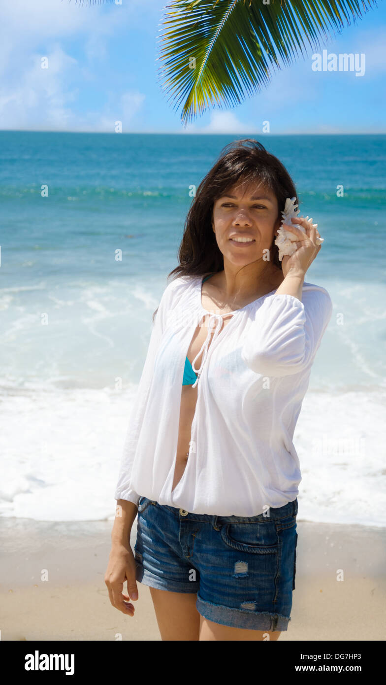 Listen seashell hi-res stock photography and images - Alamy