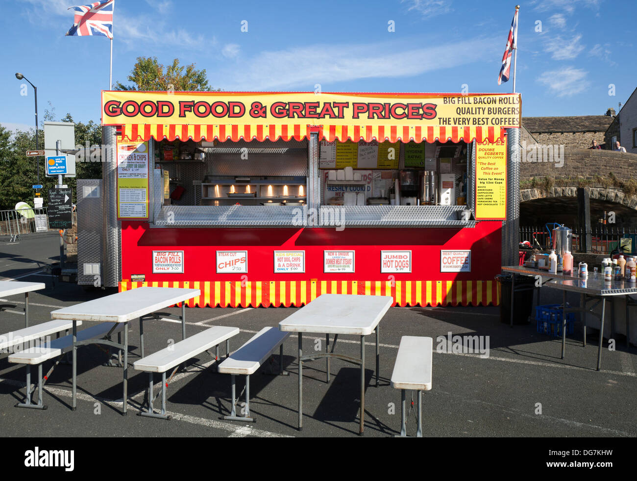 Food kiosk tables hi-res stock photography and images - Alamy