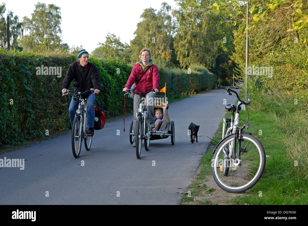 family bicycle tour, Wilhelmsburg, Hamburg, Germany Stock Photo - Alamy