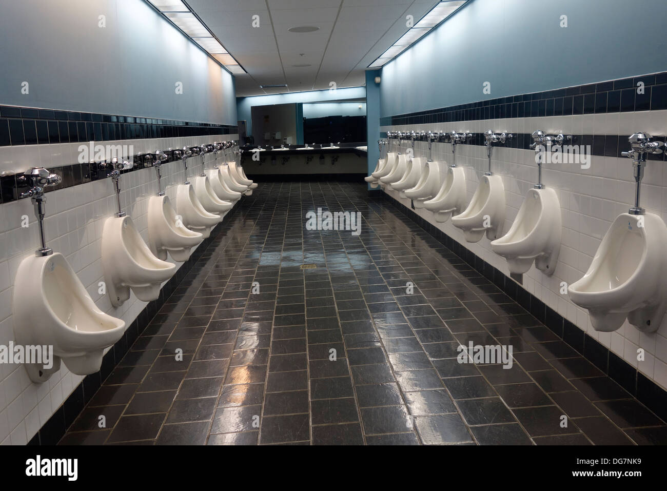 Row of urinals hi-res stock photography and images - Alamy