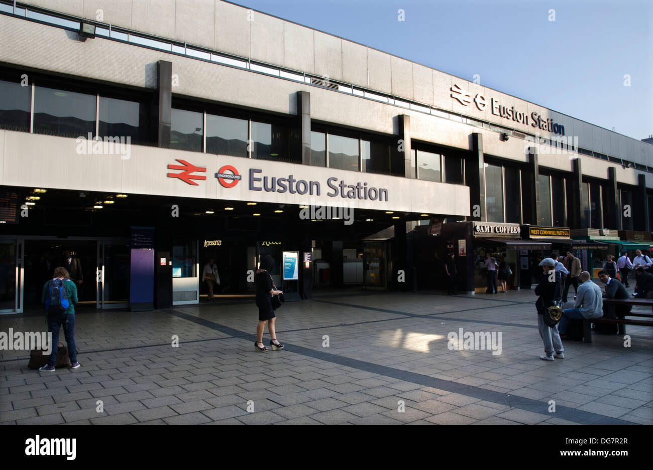 Euston station concourse London England uk Stock Photo - Alamy