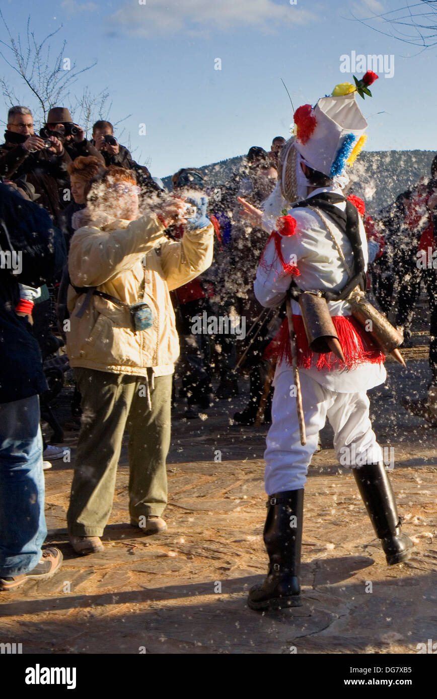 Botarga strip the fluff of reeds to the public. Carnival, Almiruete ...